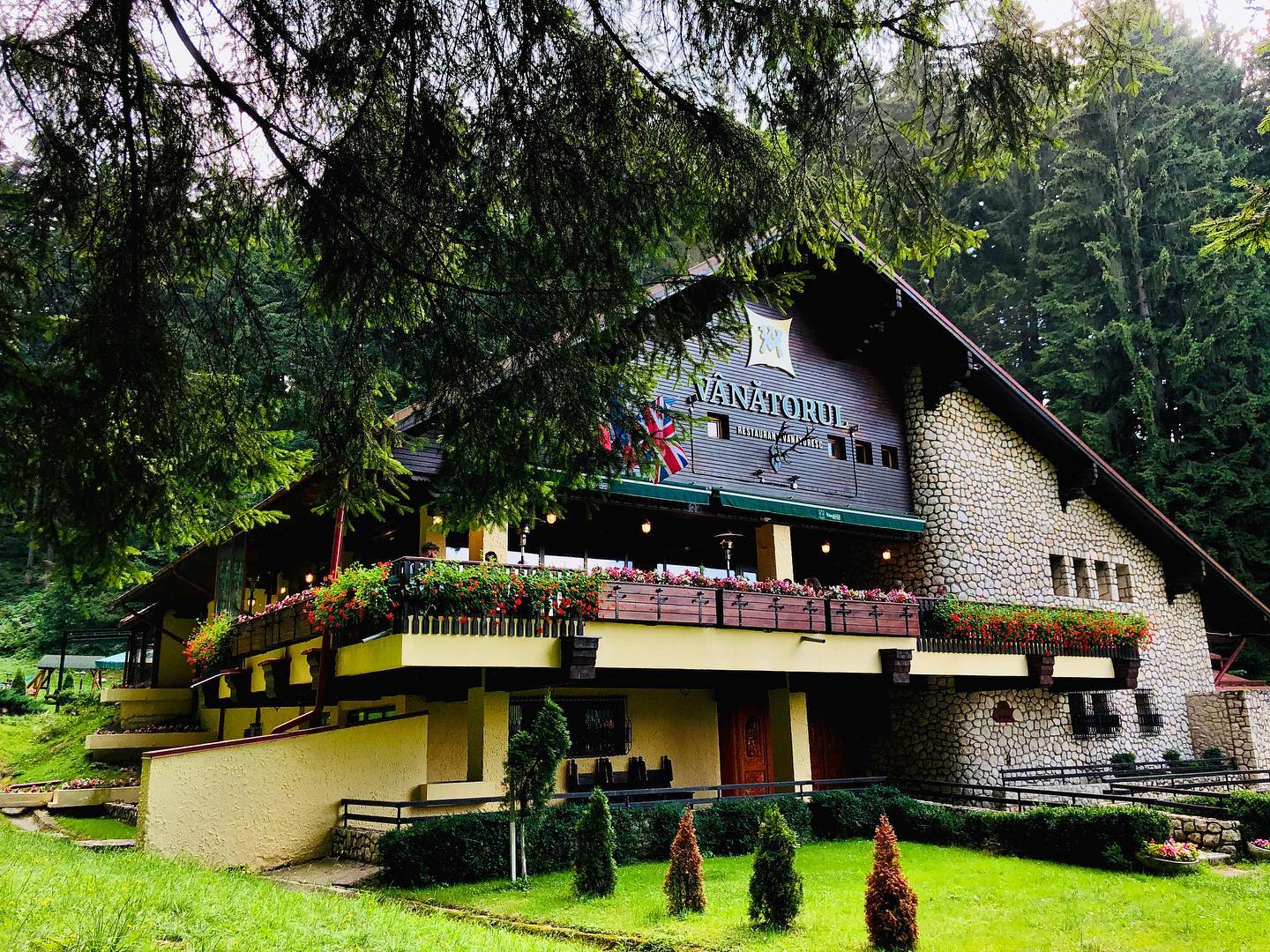Restaurant Vânătorul - Poiana Brașov Travel